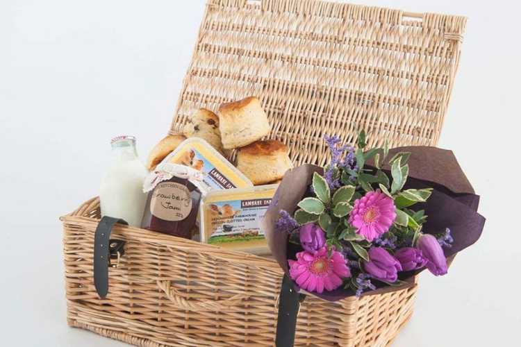 Tips to Impress Guests with a Welcome Hamper - City Relay