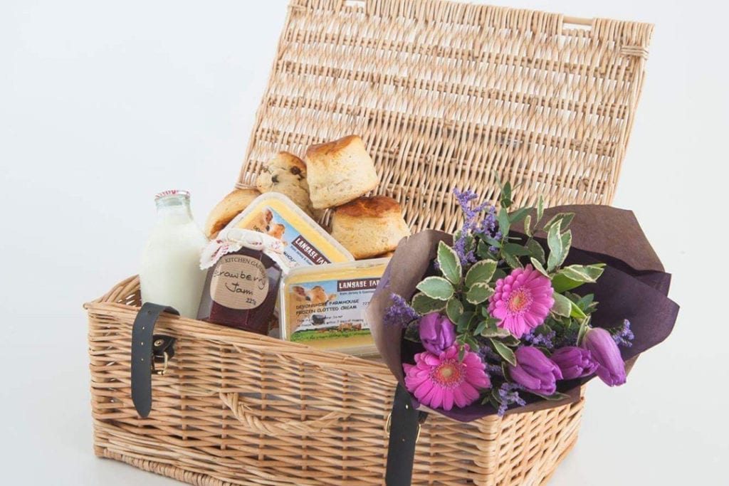 Tips to Impress Guests with a Welcome Hamper - City Relay